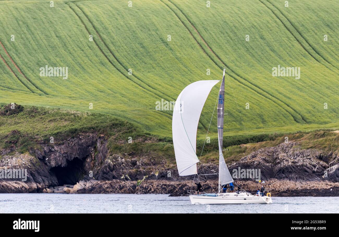 Putting up sail hi-res stock photography and images - Alamy