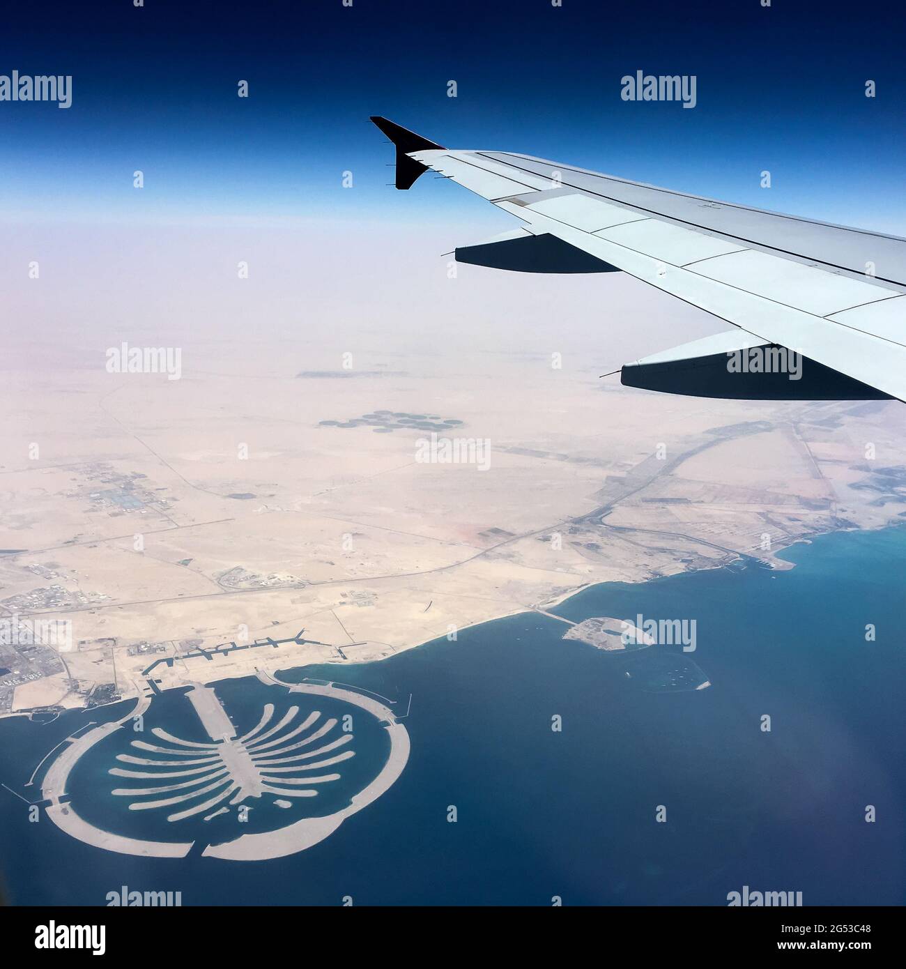Airplane uae hi-res stock photography and images - Alamy