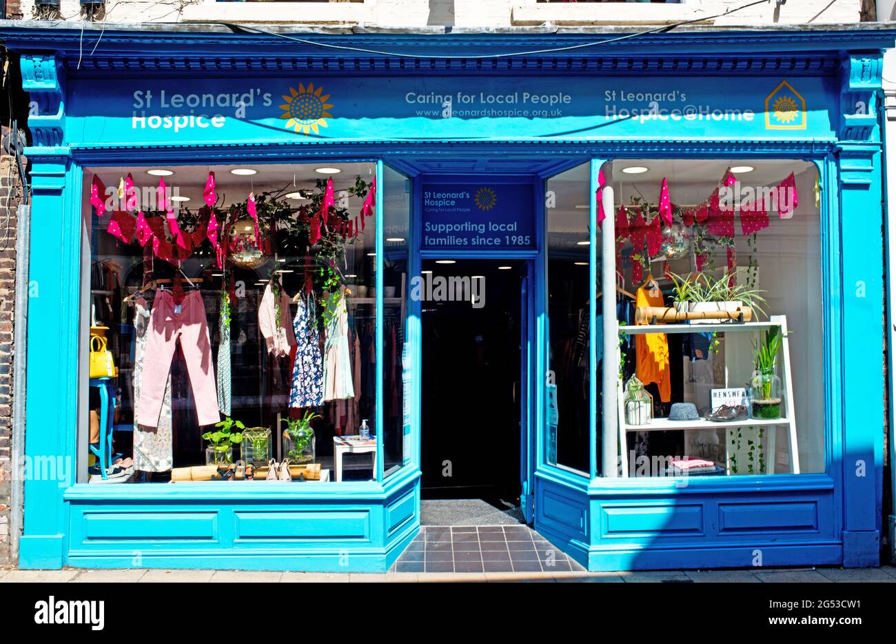 St Leornards Hospice Charity Shop, Colliergate, York, England Stock ...