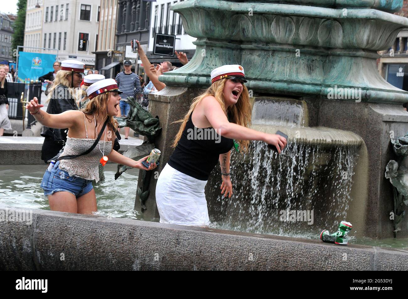 Copenhagen, Denmark. 24 June 2021, Danish students cvelebrat 2with song ...