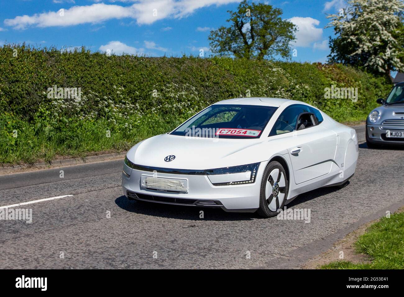 VW Volkswagen XL1 All electric white concept car, en-route to ...
