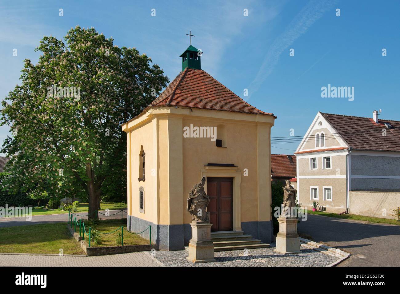 Baroque chapel with two statues Stock Photo - Alamy