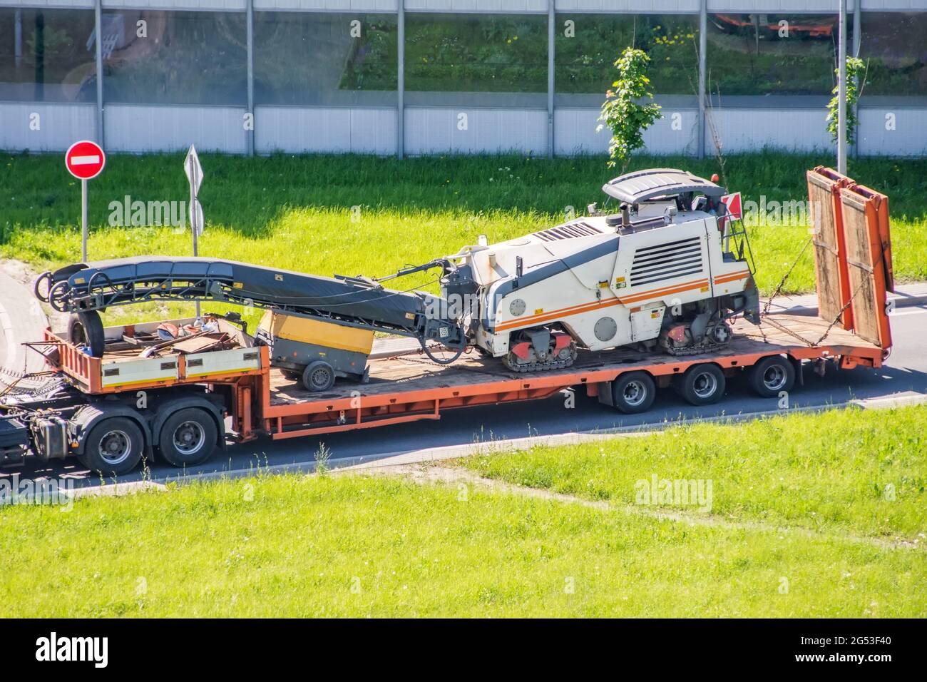 Transportation of equipment for cutting and removing old asphalt ...