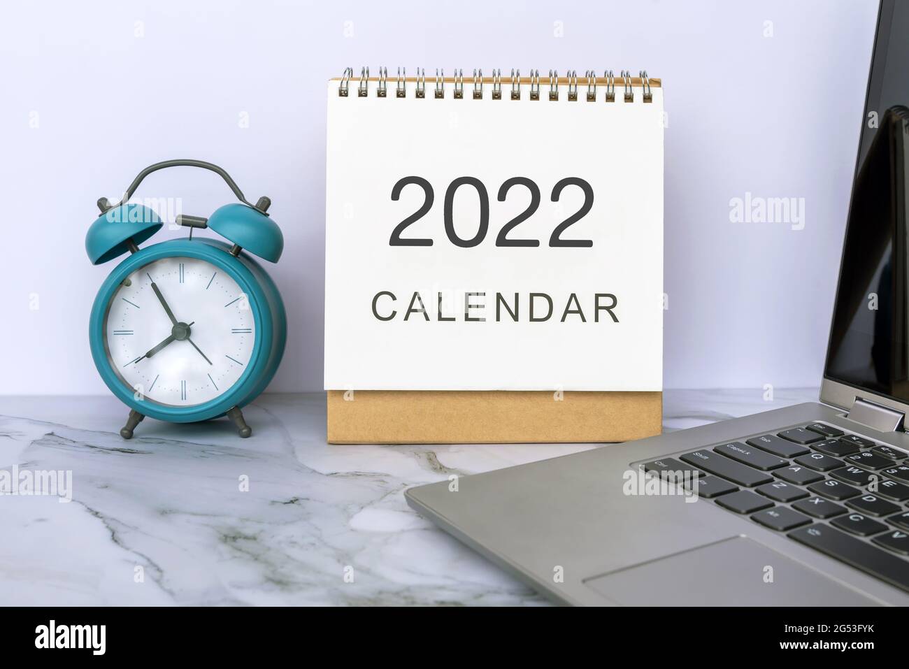 New Year 2022 Calendar and alarm clock Stock Photo - Alamy
