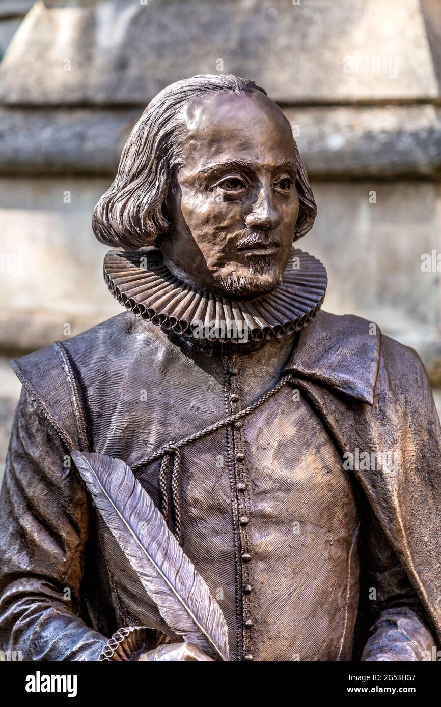 Statue of writer and playwright William Shakespeare in the garden of ...