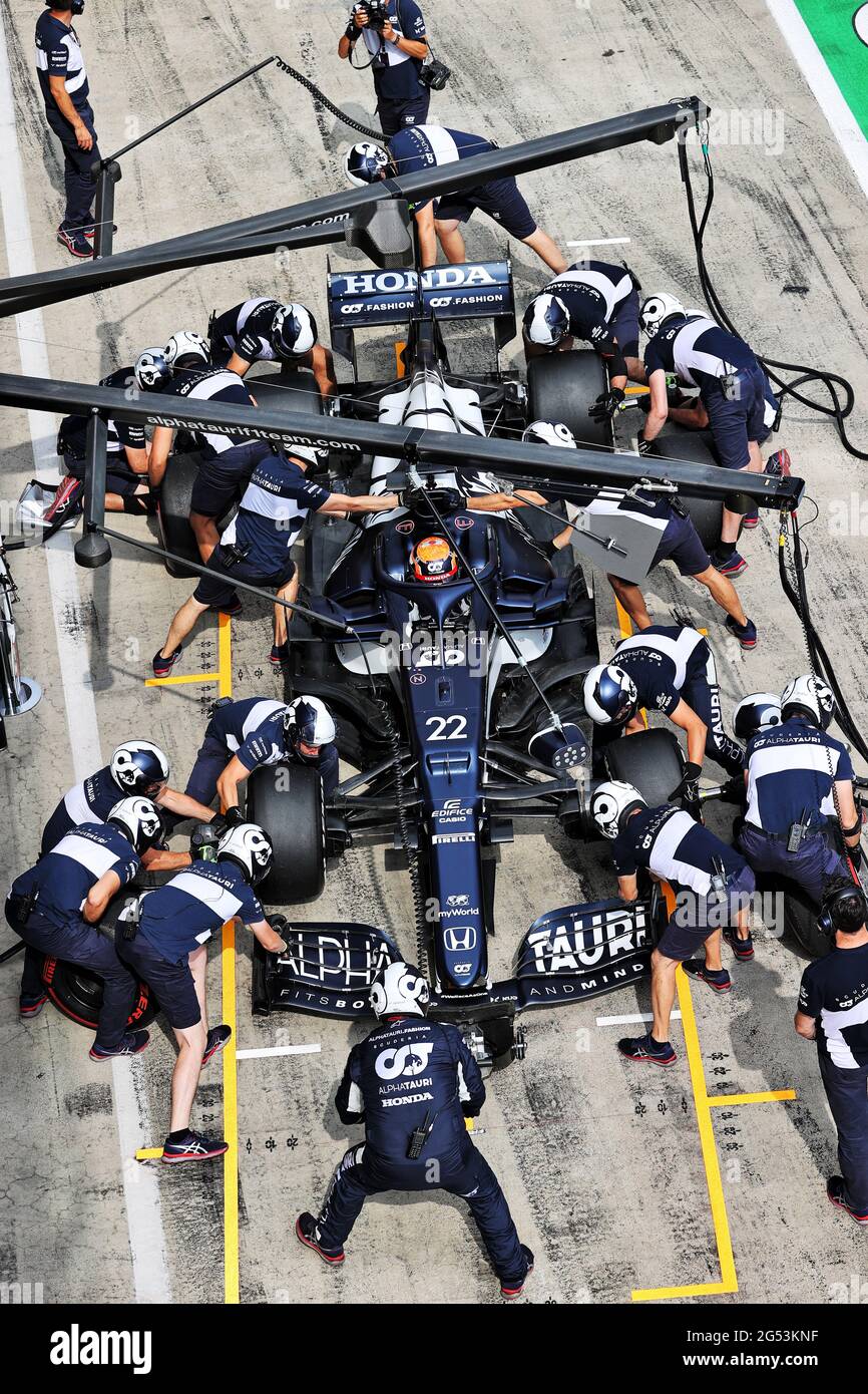 Alphatauri at02 practices a pit stop hi-res stock photography and ...