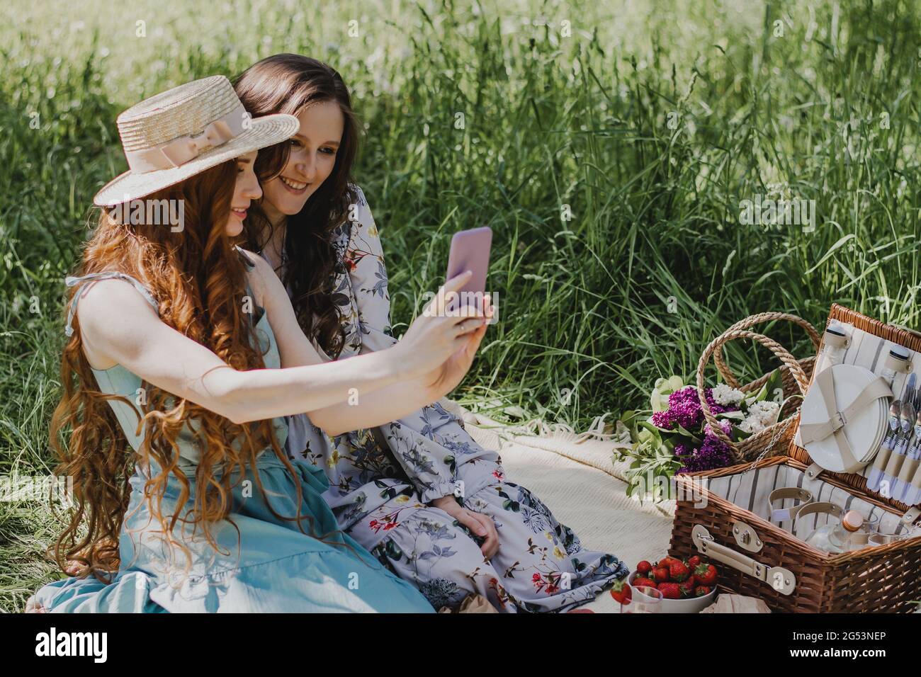 Stylish women outside hi-res stock photography and images - Alamy