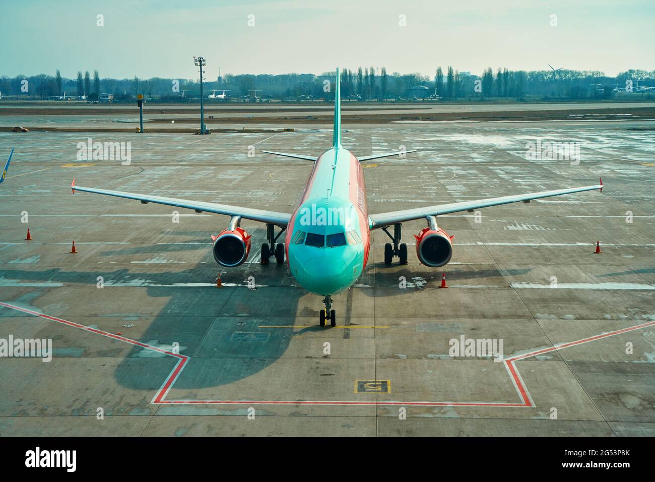 Airplane parking near the airport terminal Stock Photo - Alamy