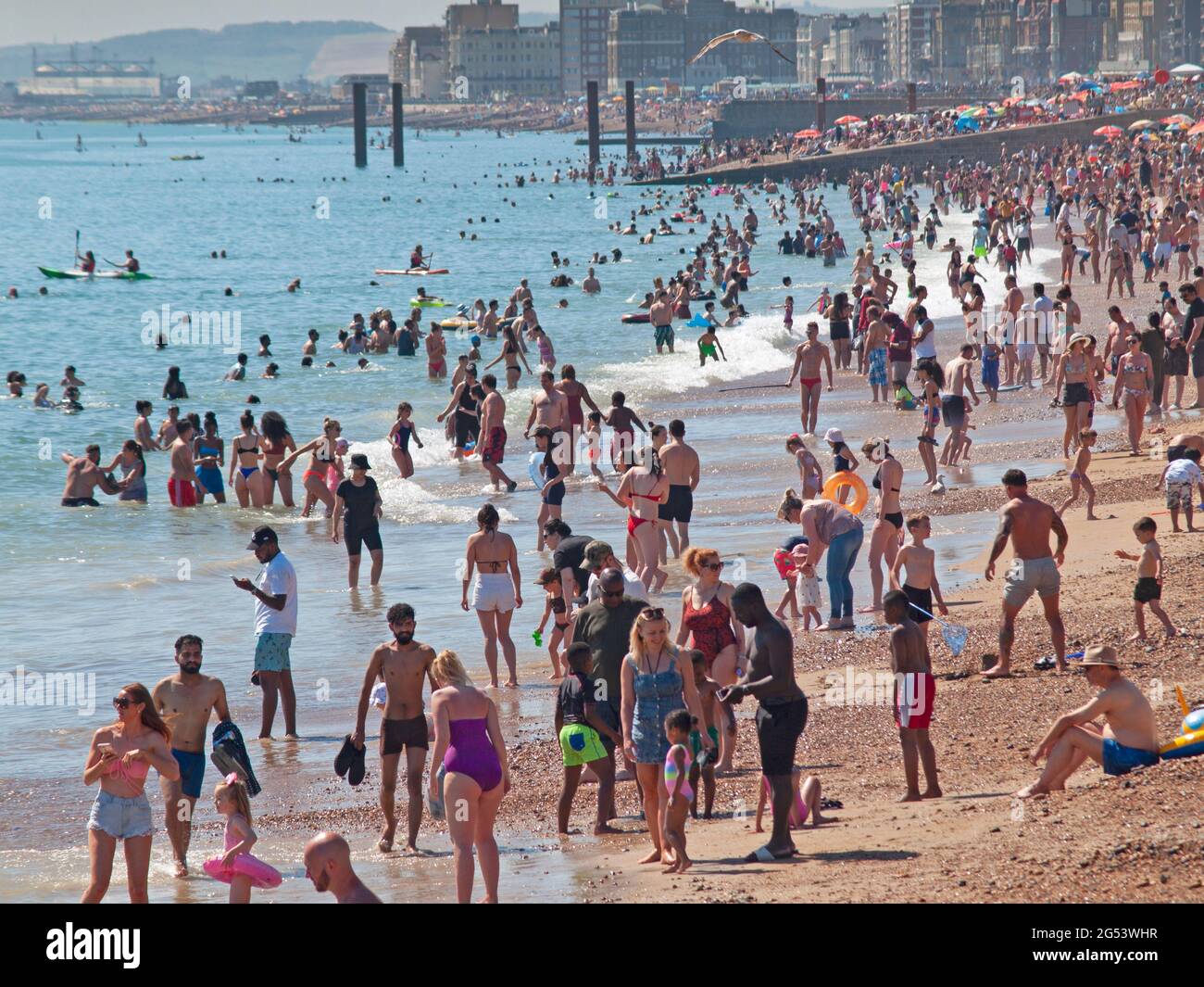 Busy brighton beach on hot hi-res stock photography and images - Alamy