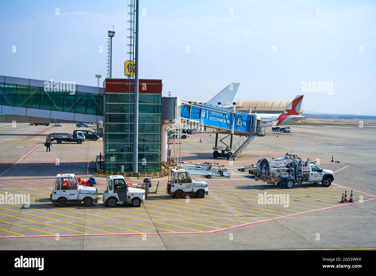 Airplane parking near the airport terminal Stock Photo - Alamy