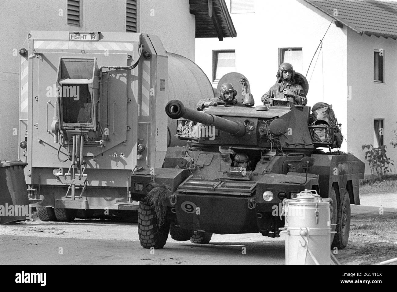 Mimetizzazione militare hi-res stock photography and images - Alamy