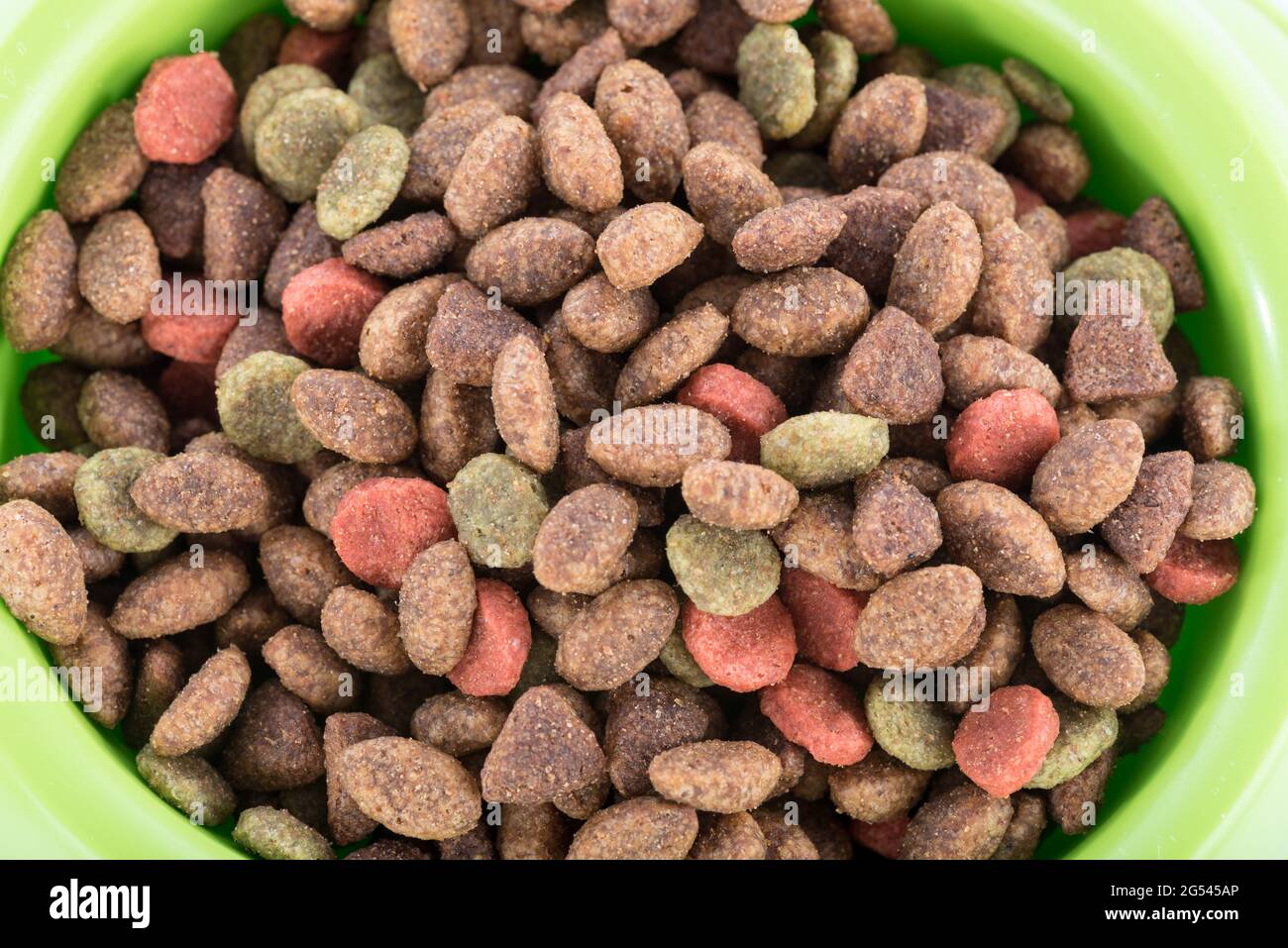 Cat food granules in a green bowl, closeup Stock Photo - Alamy