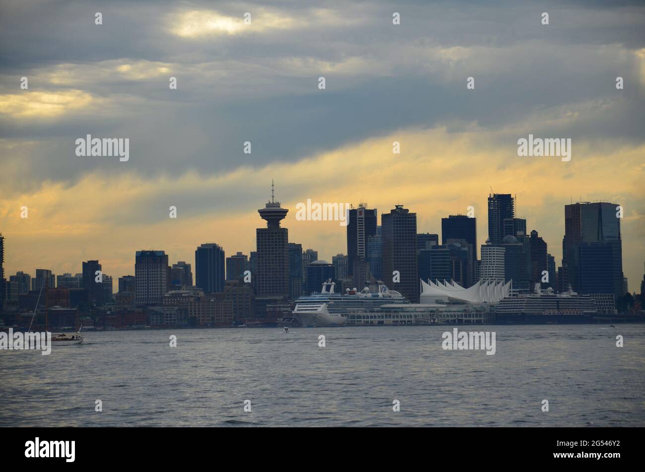 Skyline of vancouver at sunset hi-res stock photography and images - Alamy