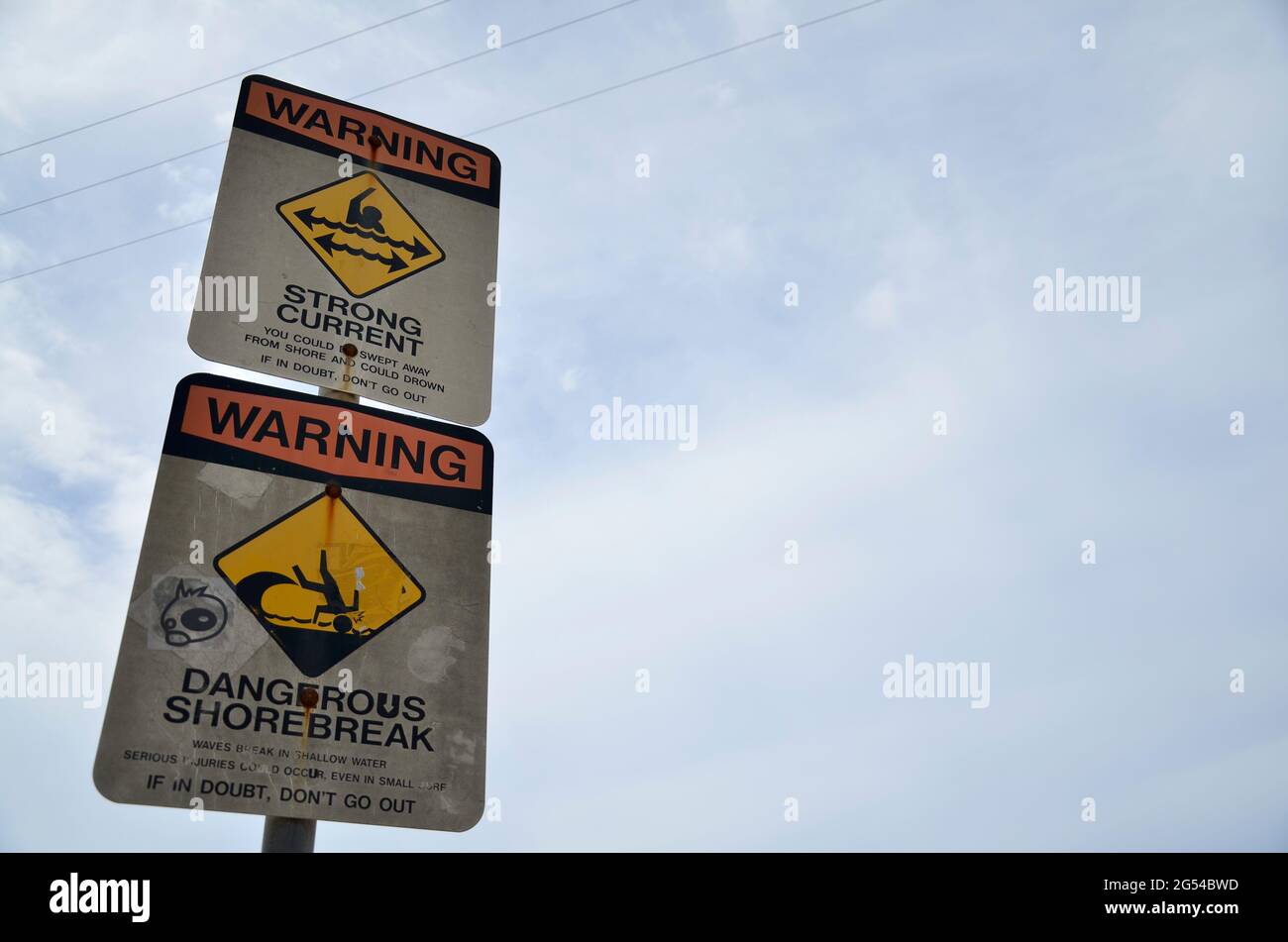 Warning strong current and dangerous shorebreak sign Stock Photo - Alamy