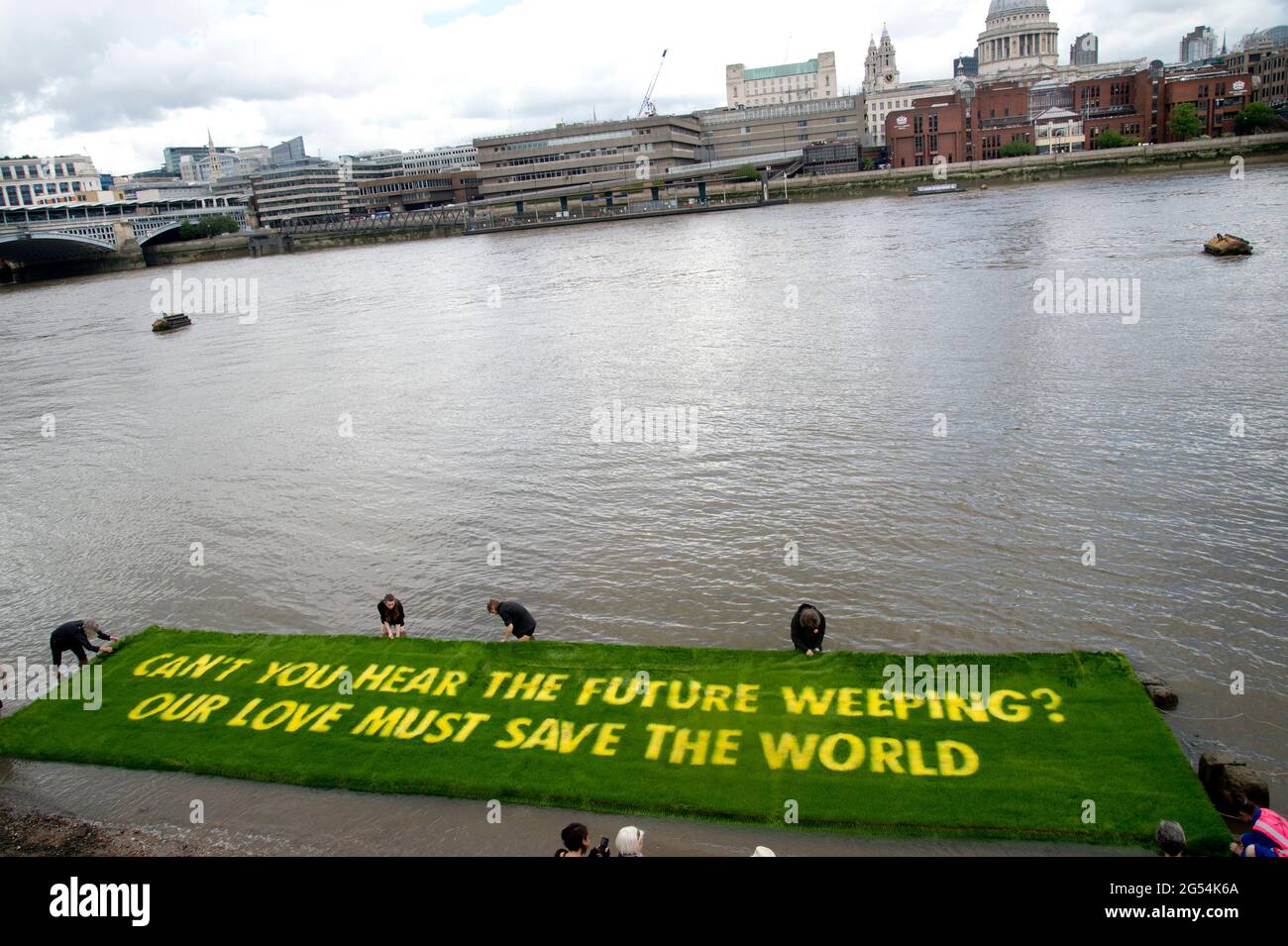 Modern living river thames hi-res stock photography and images - Alamy