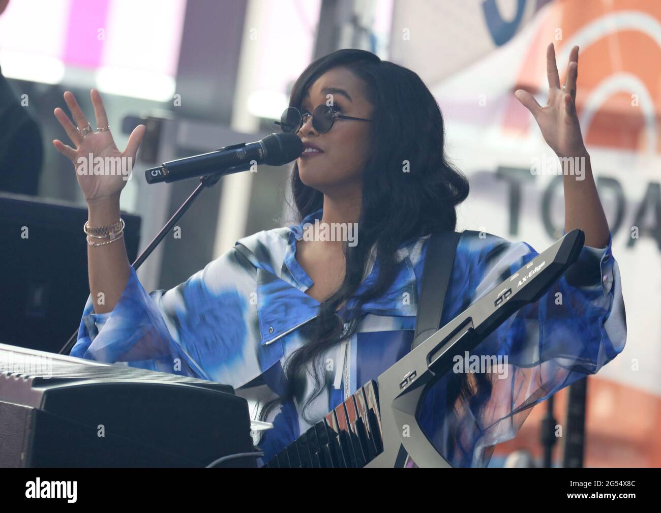 Singer h e r hi-res stock photography and images - Alamy