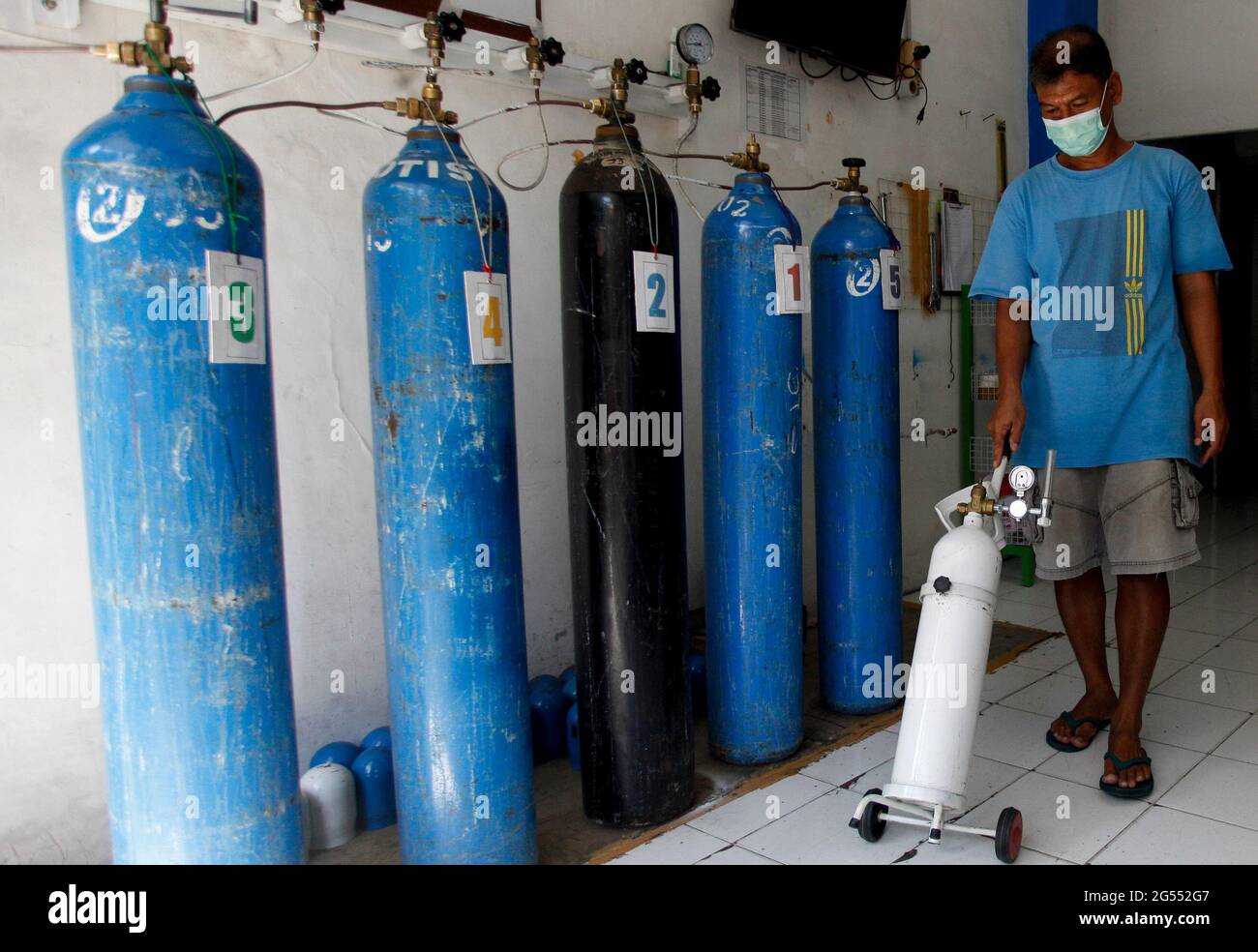 Oxygen kiosk hi-res stock photography and images - Alamy