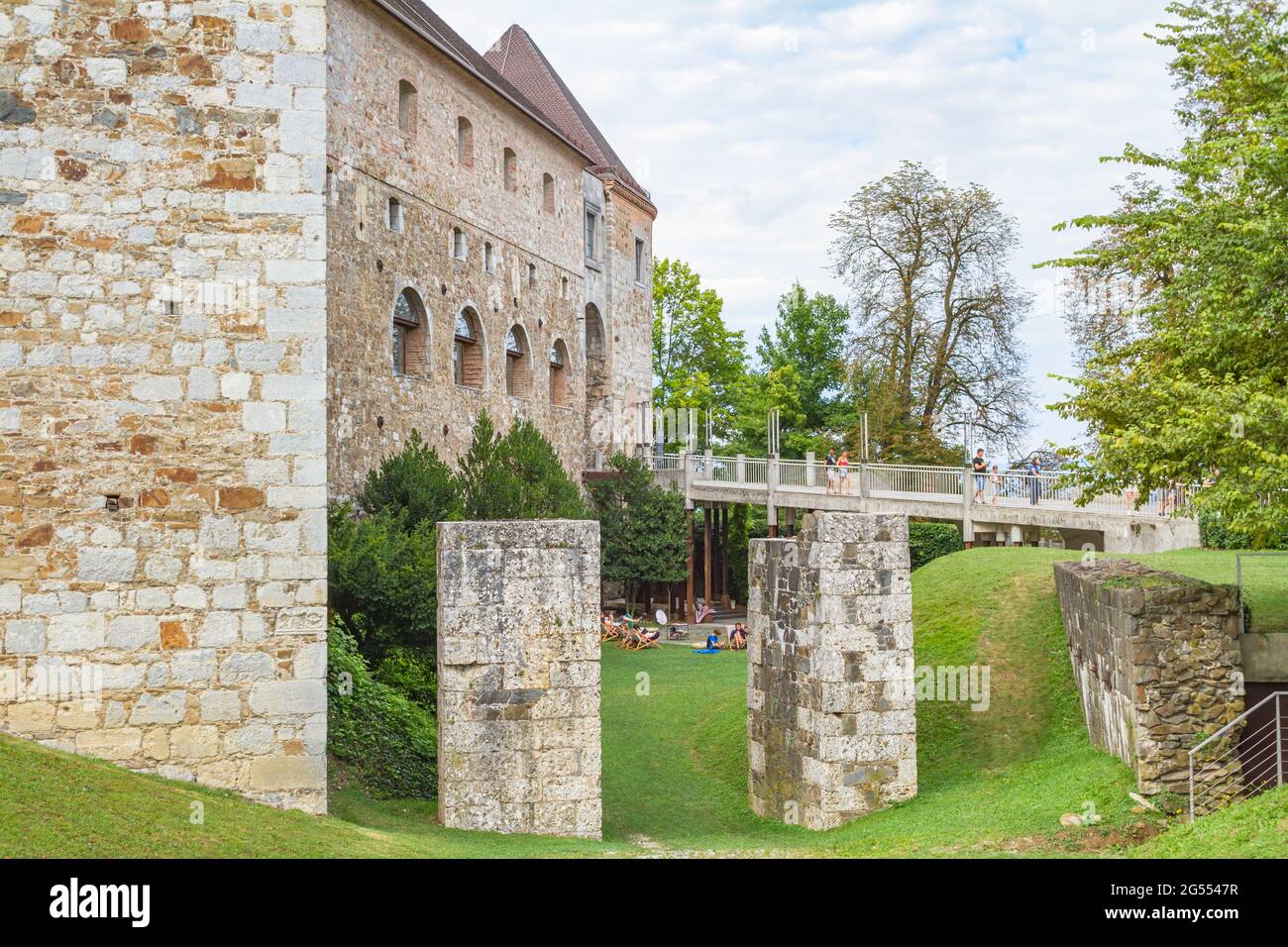 Medieval medieval drawbridge castle hi-res stock photography and images ...