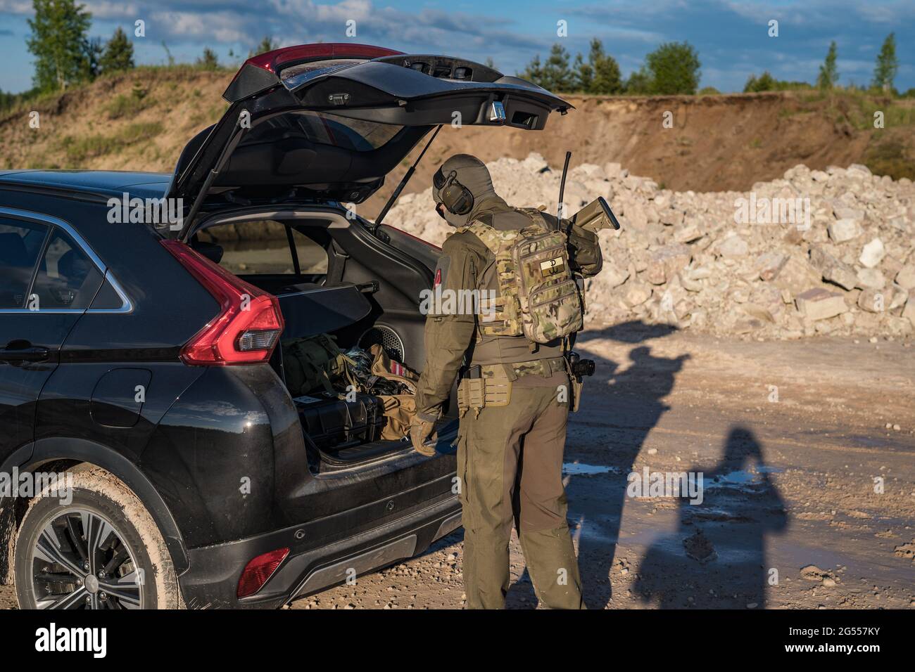 Special forces type getting ready by a car Stock Photo - Alamy