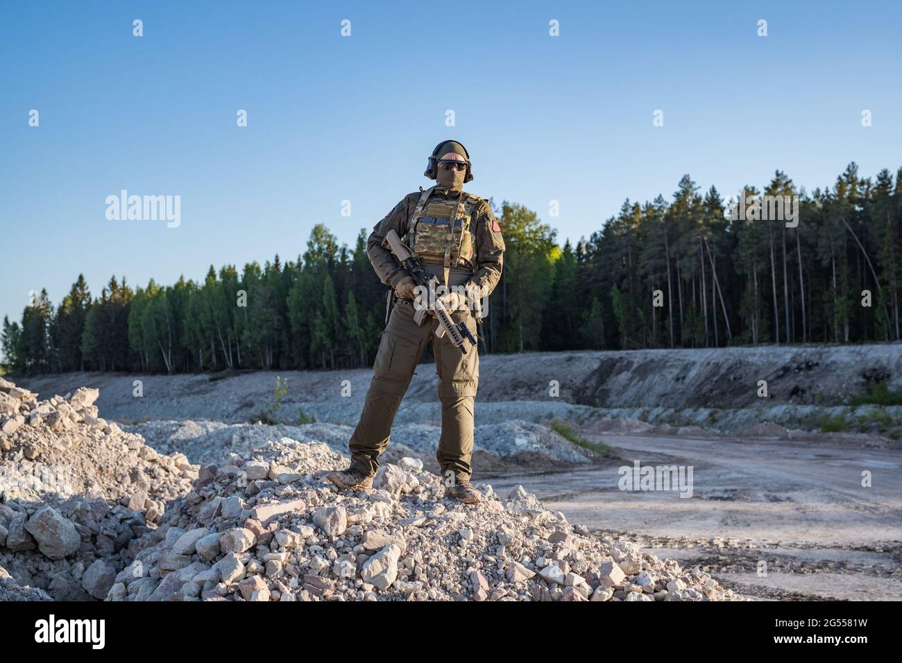 Special forces type getting ready by a car Stock Photo - Alamy