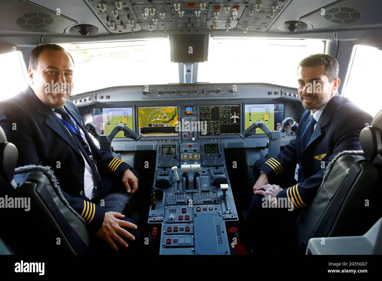 Business jet cockpit pilots hi-res stock photography and images - Alamy
