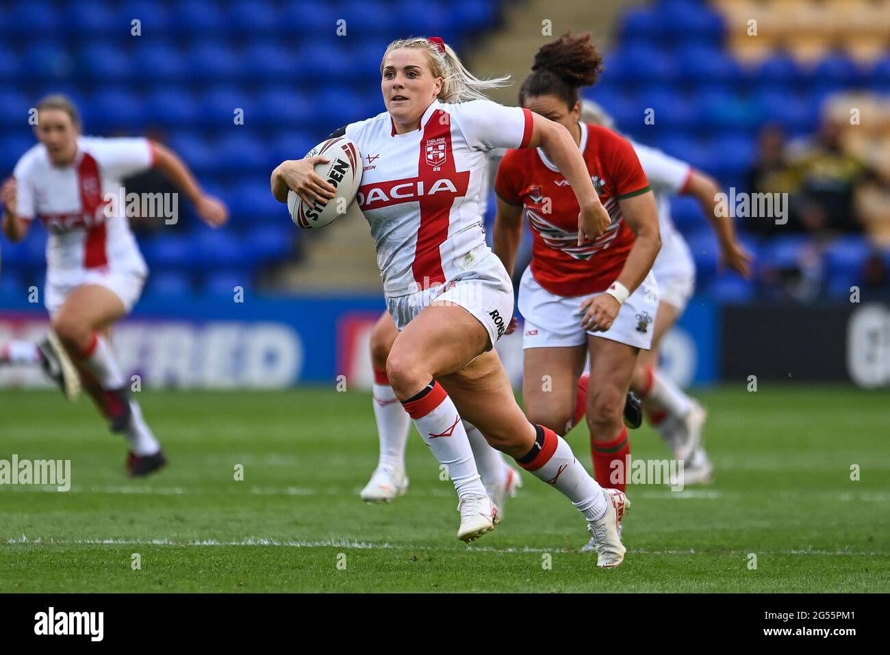 Amy Hardcastle (4) of England makes a break Stock Photo - Alamy