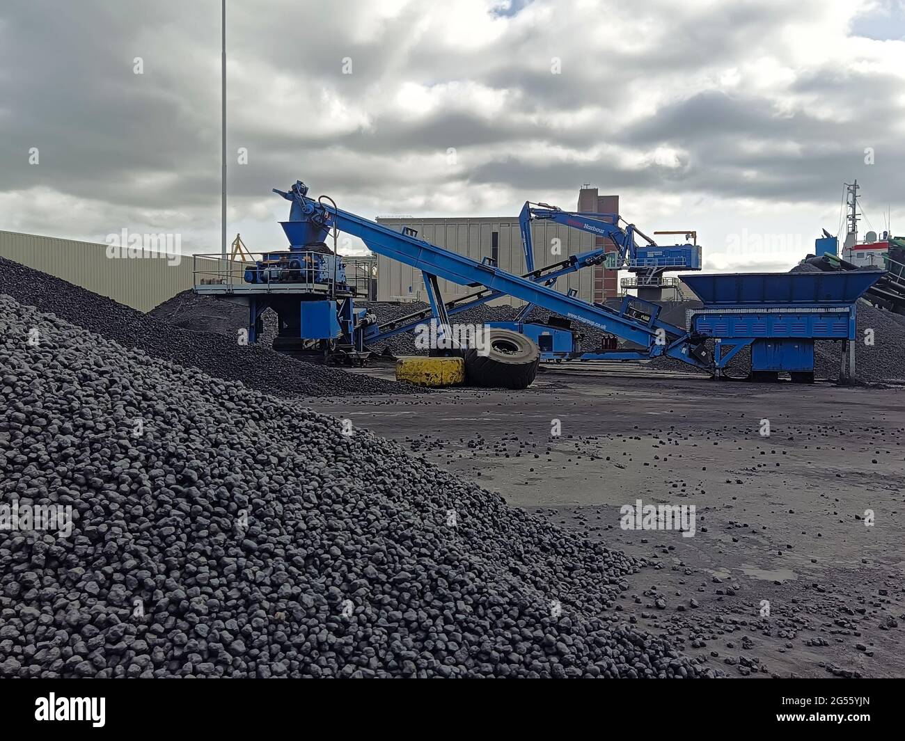 The loading harvester for bulk cargo pours coal onto the bulk carriers ...