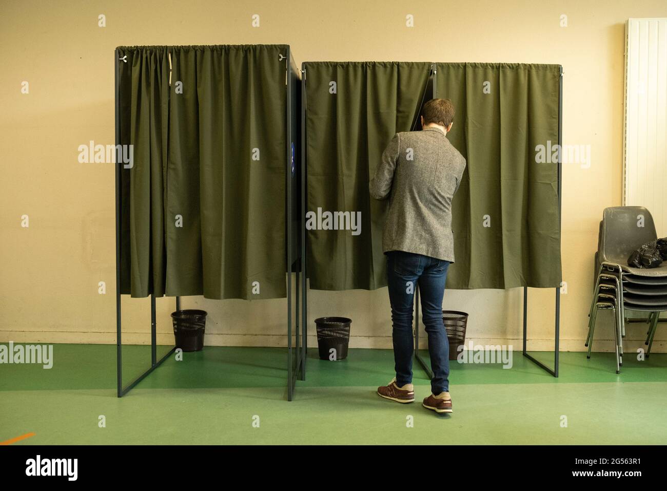 Polling booth hi-res stock photography and images - Alamy