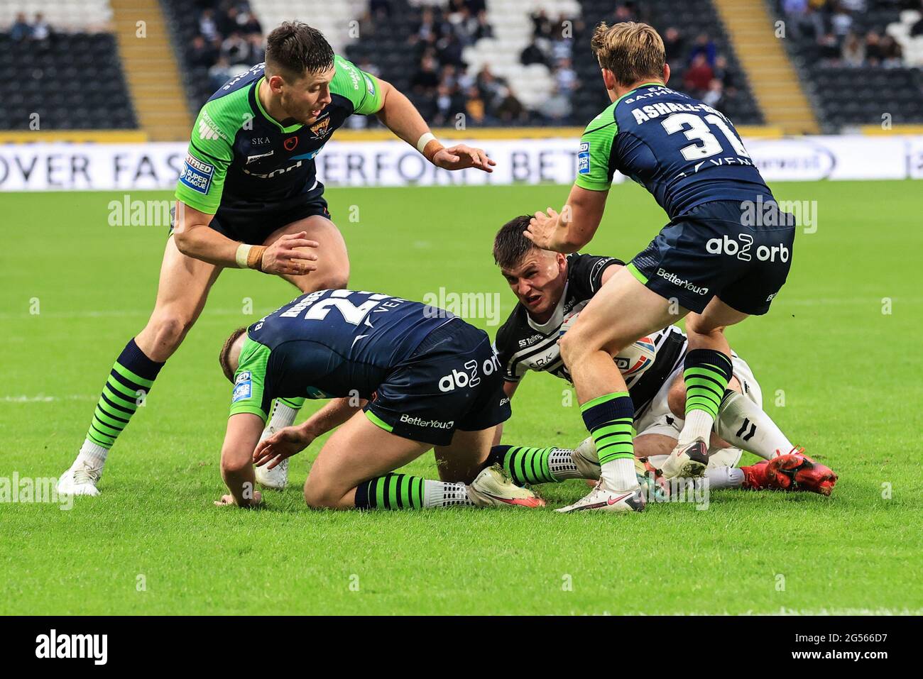 Connor Wynne (23) of Hull FC takes an heavy tackle Stock Photo - Alamy