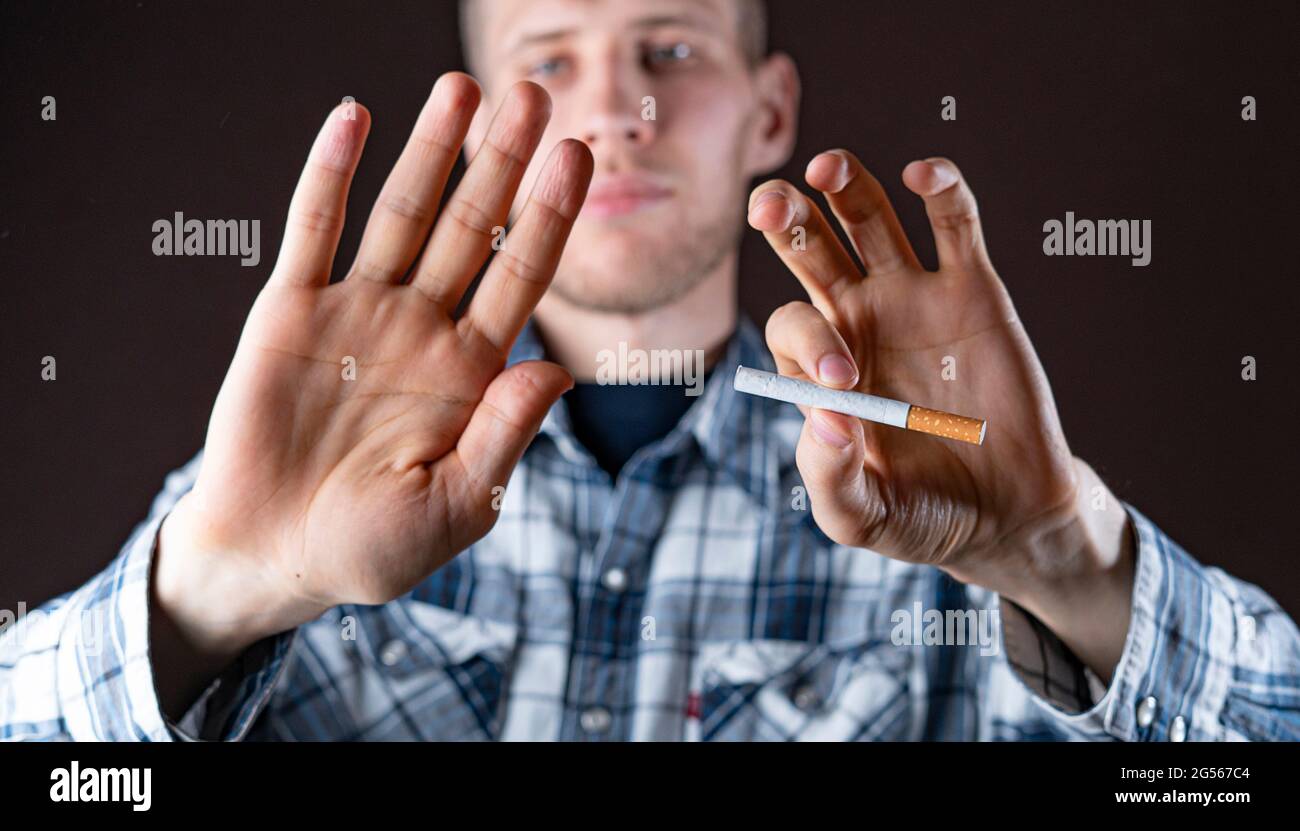 Kids smoking hi-res stock photography and images - Alamy