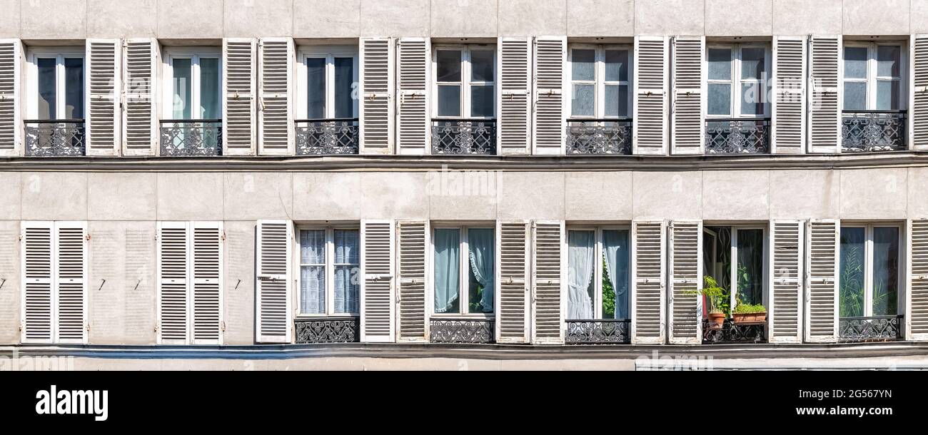 Paris, beautiful facade in the Marais, detail of the windows Stock ...