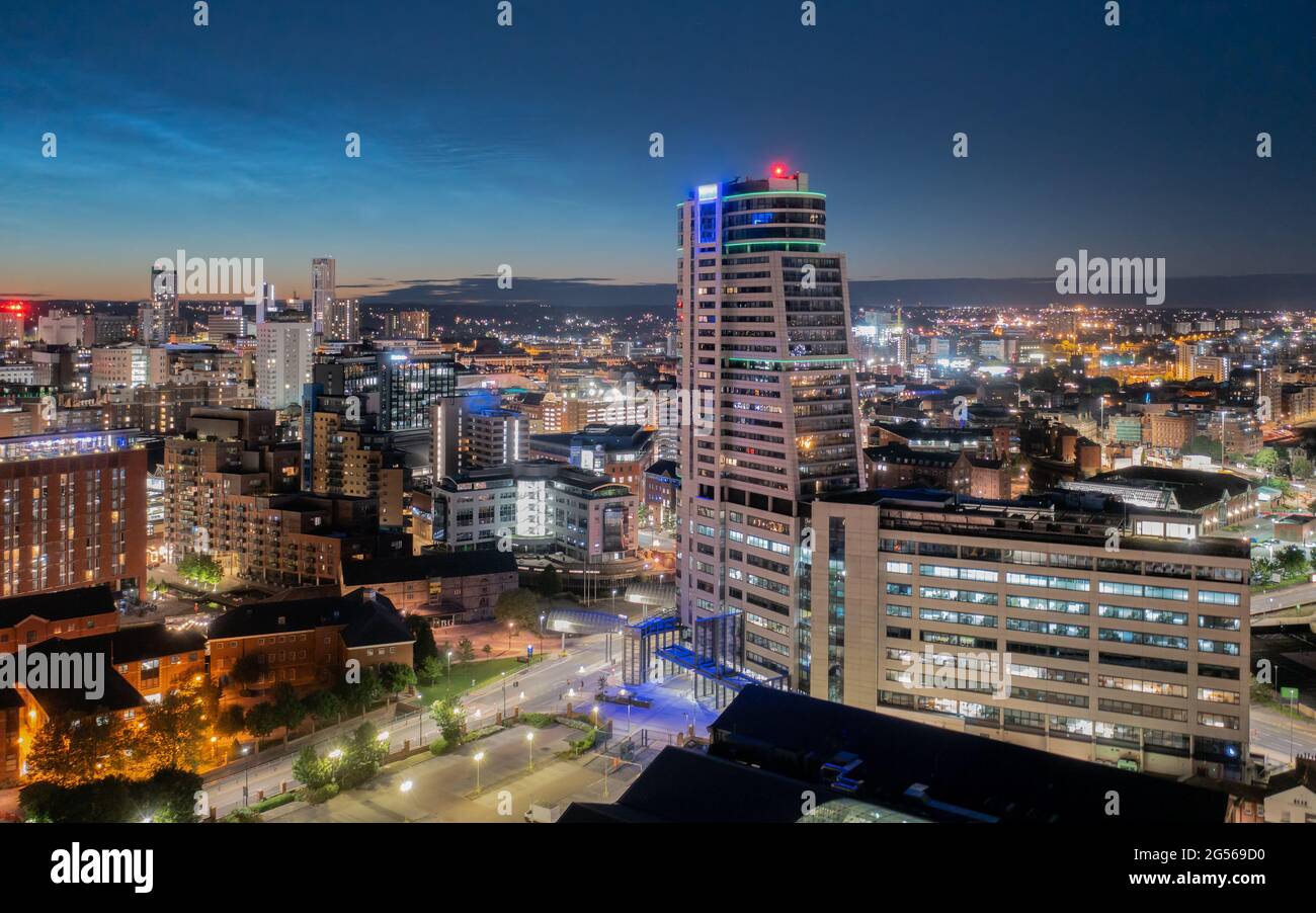 Leeds city skyline at night hi-res stock photography and images - Alamy
