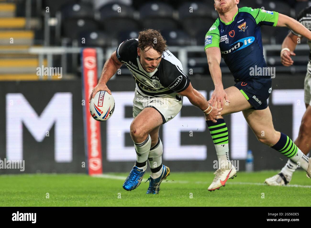Jack Logan (30) of Hull FC goes over for a try Stock Photo - Alamy
