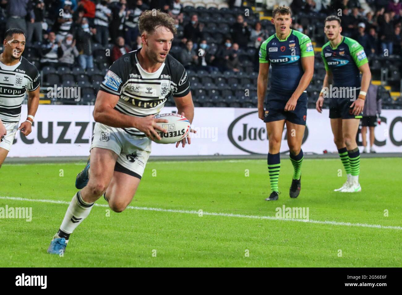Jack Logan (30) of Hull FC runs in to the in goal area Stock Photo - Alamy