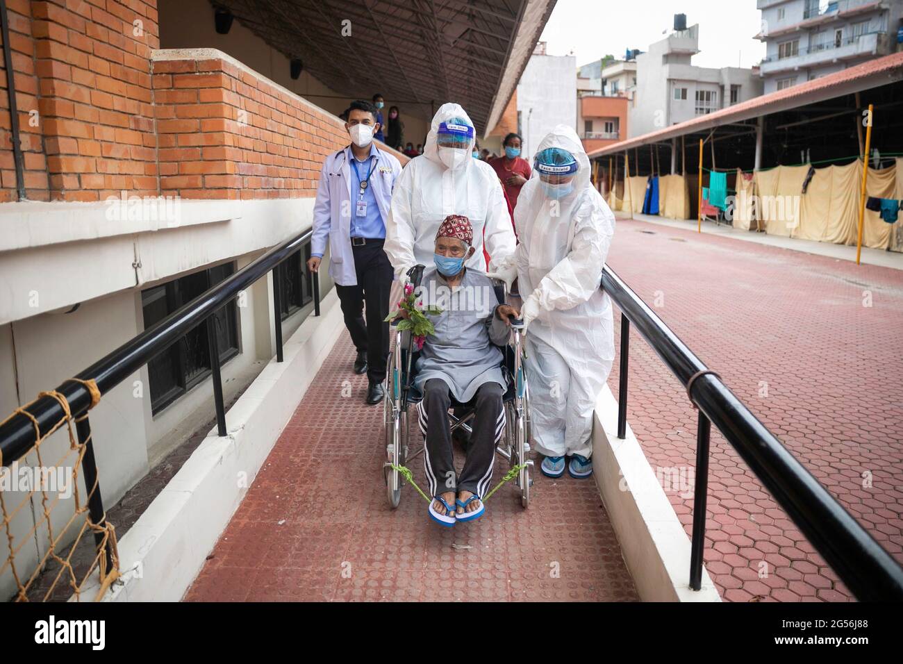 Elderly visually impaired worker hi-res stock photography and images ...