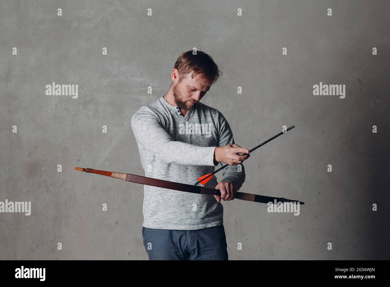 Archer bearded man with classic bow and arrow Stock Photo - Alamy