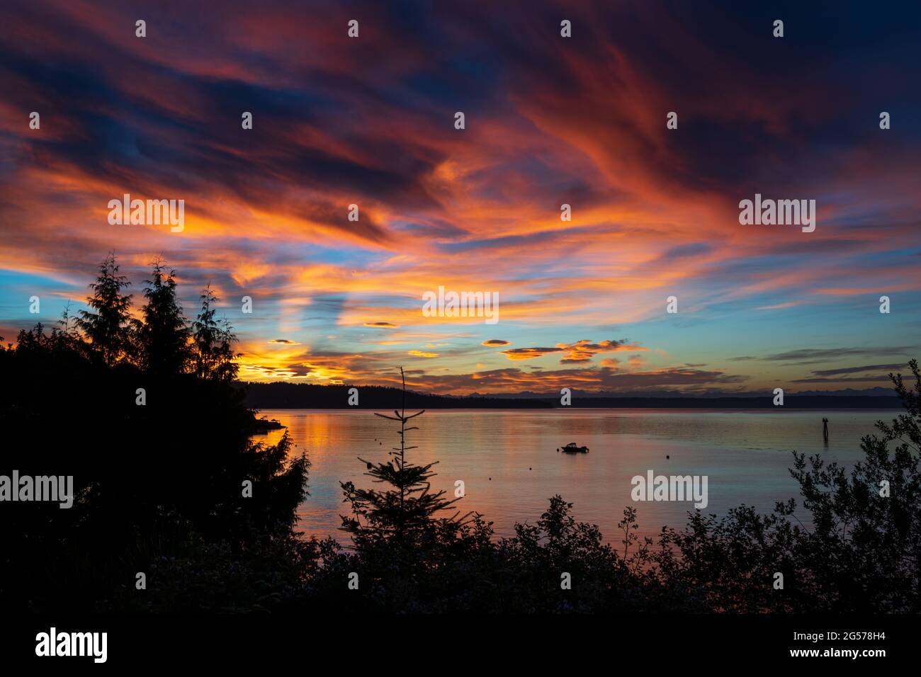 Pre dawn sky light clouds hi-res stock photography and images - Alamy