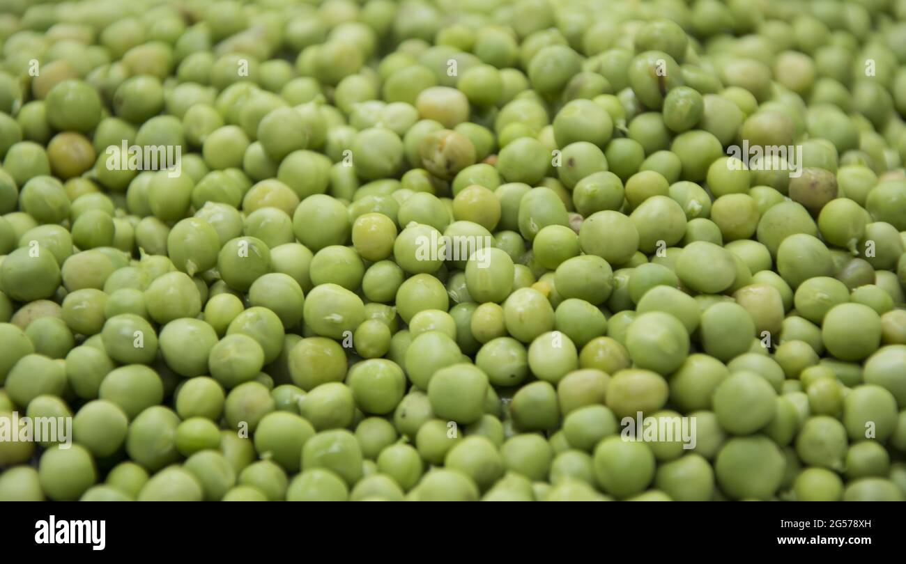 Pile of green peas displayed in greengrocers Stock Photo - Alamy