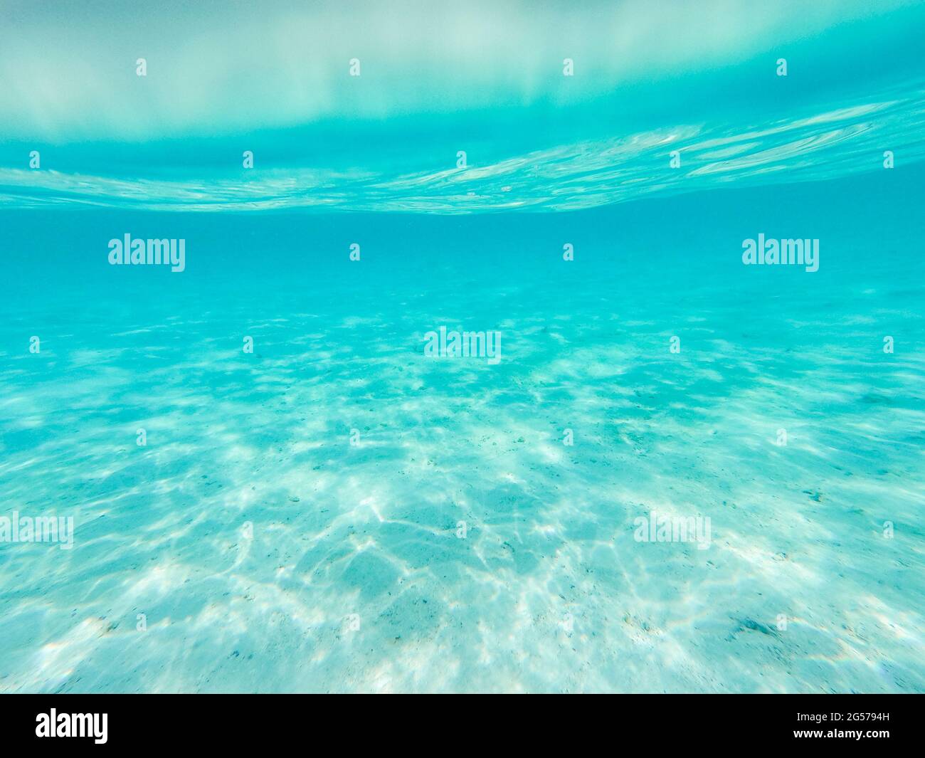 Turquoise blue water of the Indian ocean, South Ari Atoll, Maldives ...