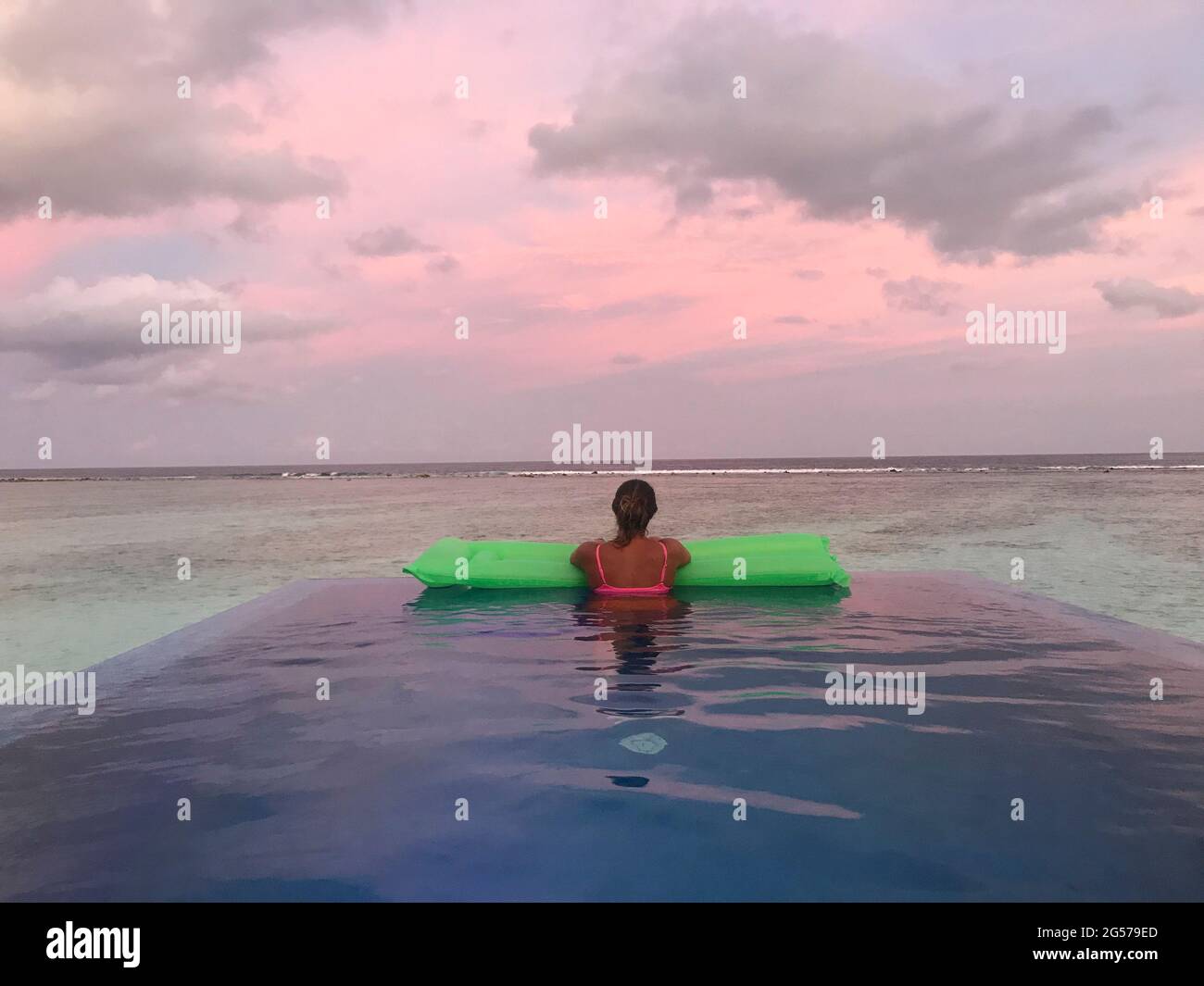 Infinity pool in maldives hi-res stock photography and images - Alamy