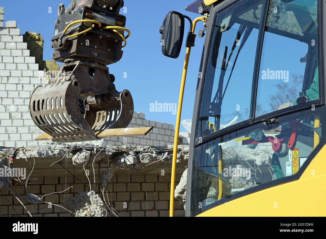 Demolition engine hi-res stock photography and images - Alamy