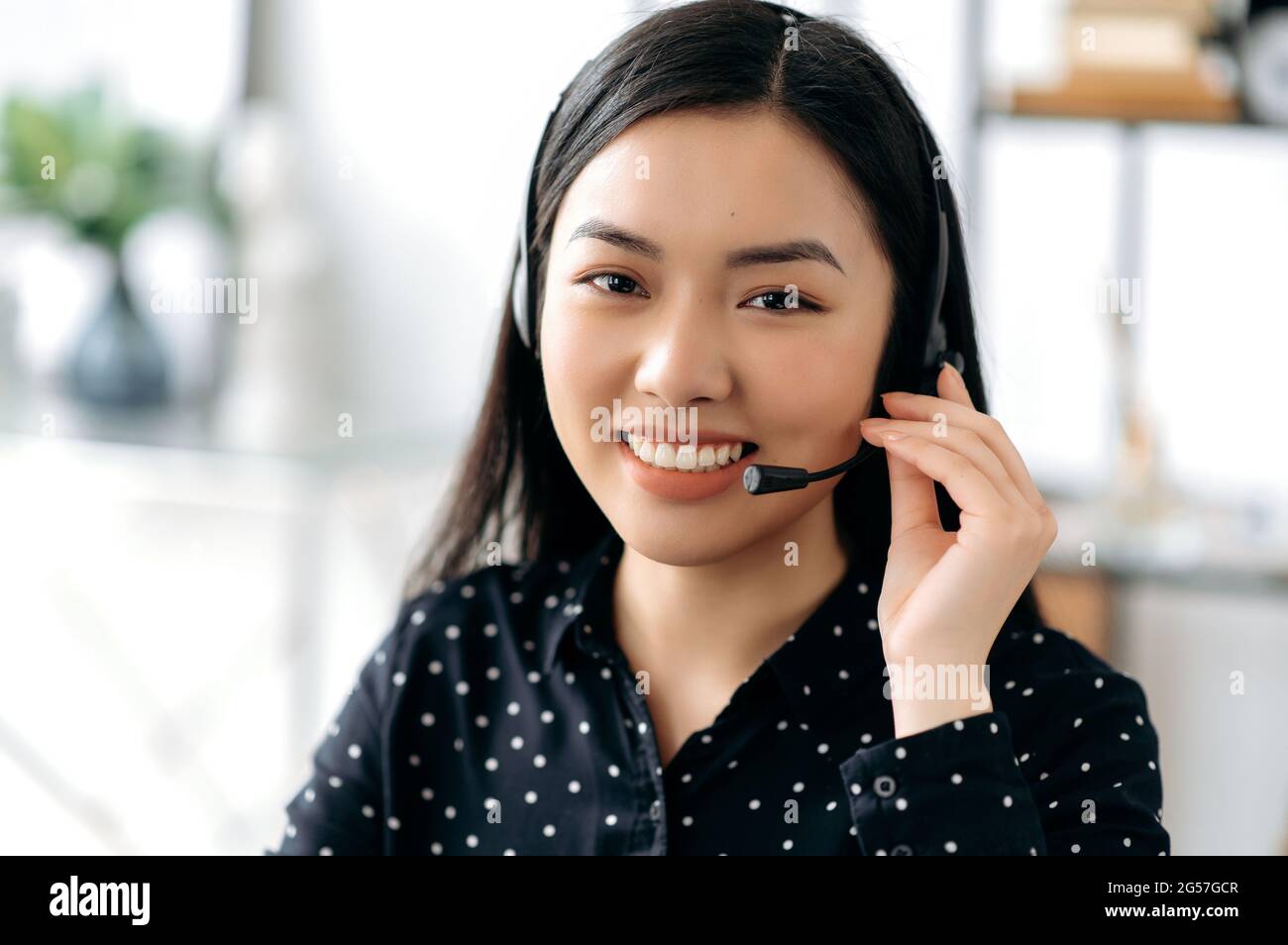 Japanese woman headshot hi-res stock photography and images - Alamy