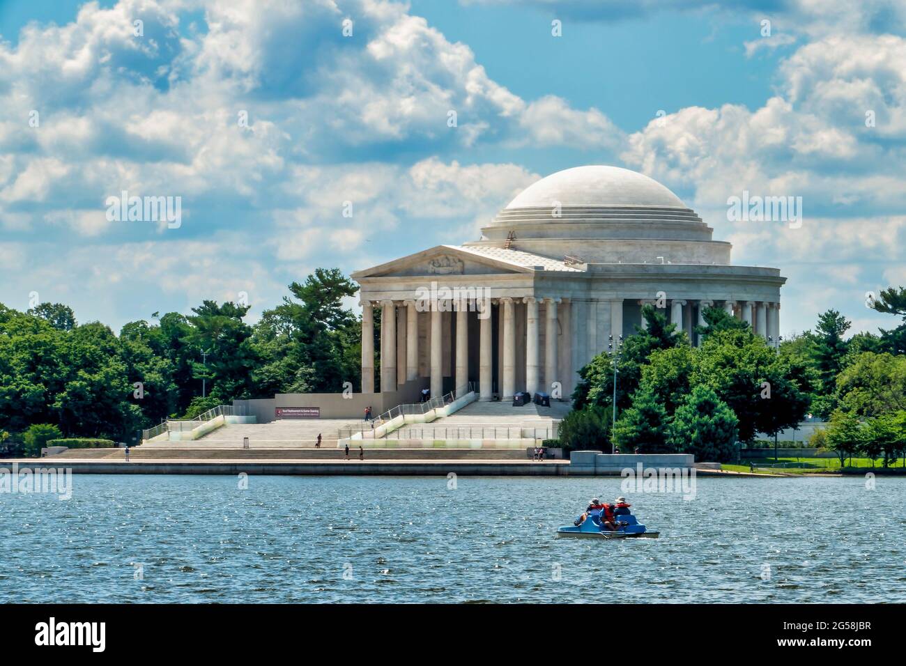 Tidal basin paddle boat hi-res stock photography and images - Alamy
