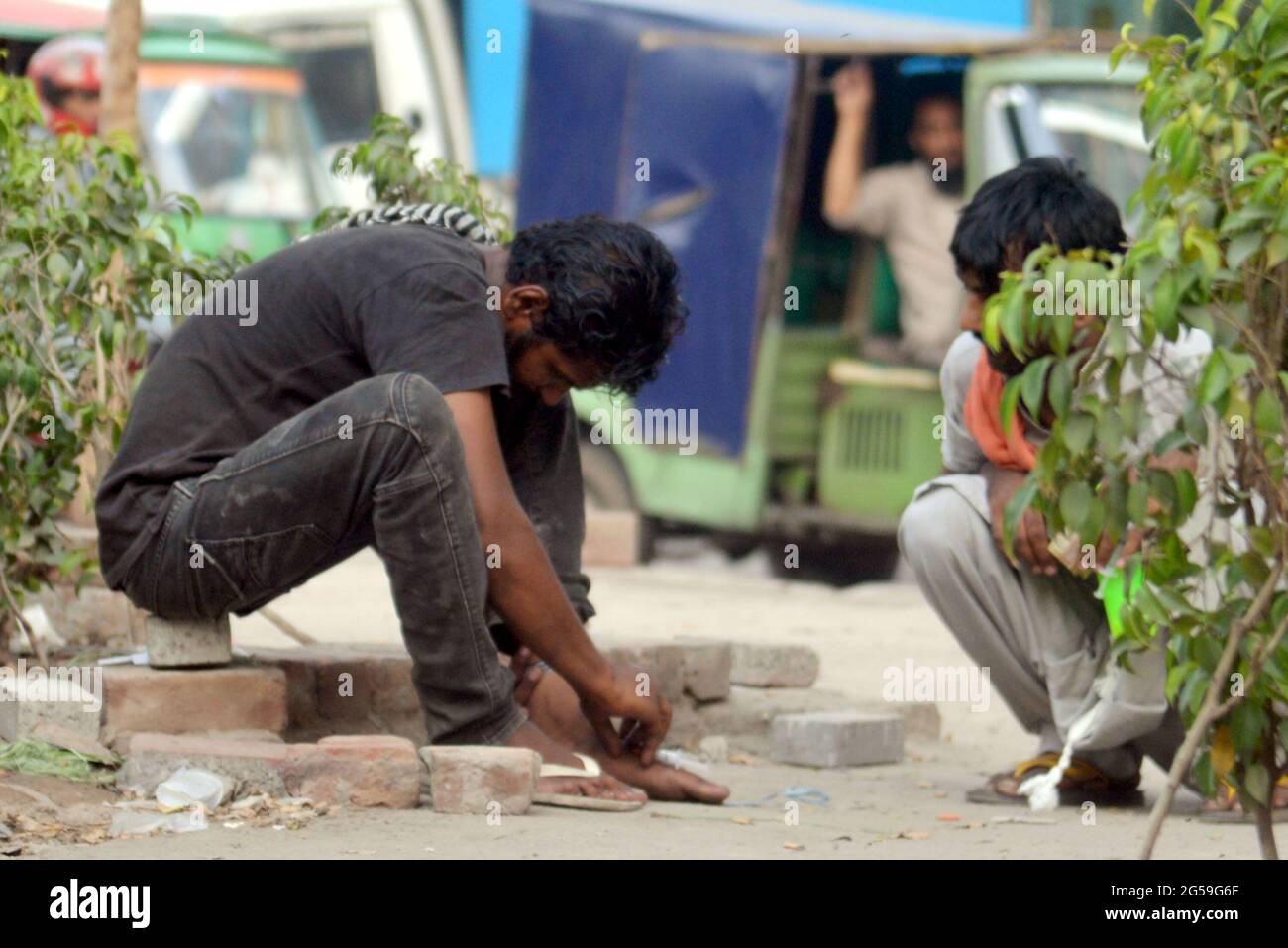 Lahore, Pakistan. 25th June, 2021. A group of Pakistanis drug addicts ...