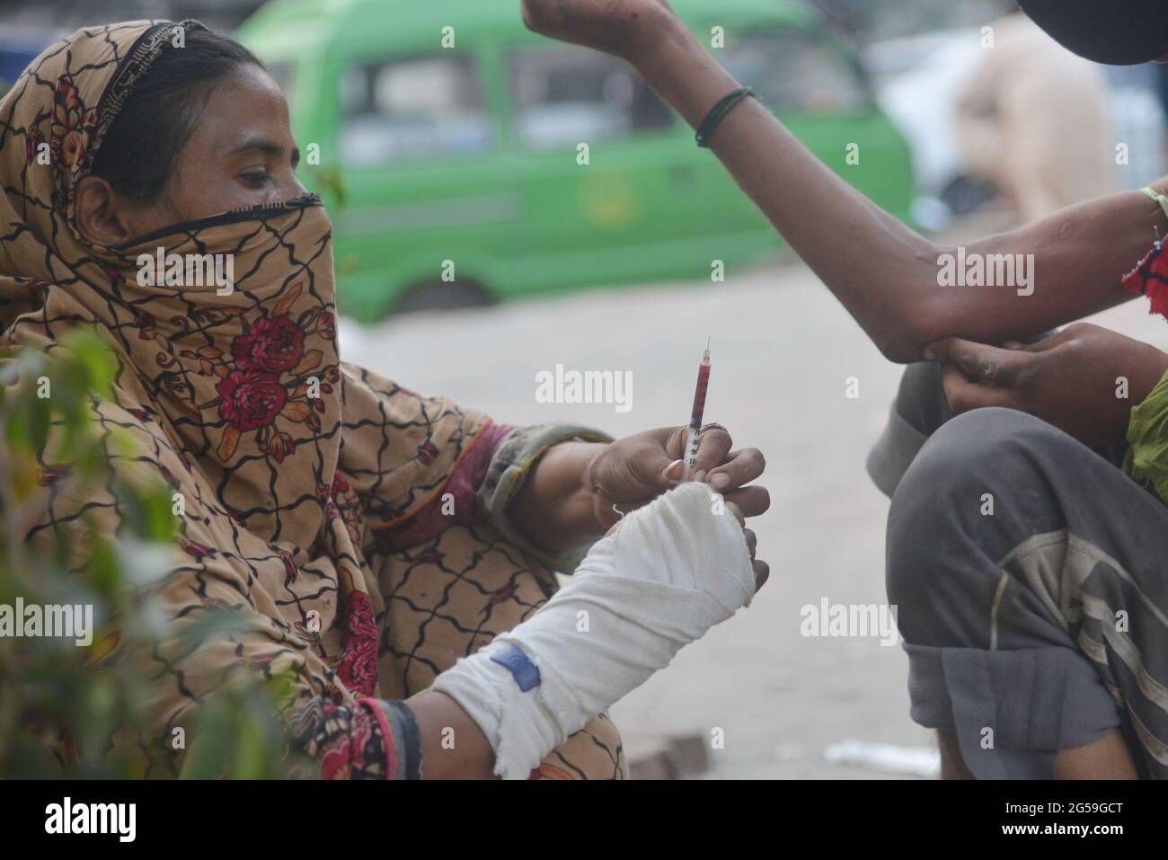 Lahore, Pakistan. 25th June, 2021. A group of Pakistanis drug addicts ...