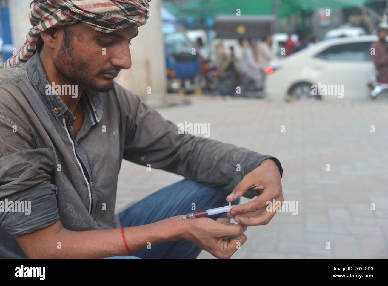 Lahore, Pakistan. 25th June, 2021. A group of Pakistanis drug addicts ...