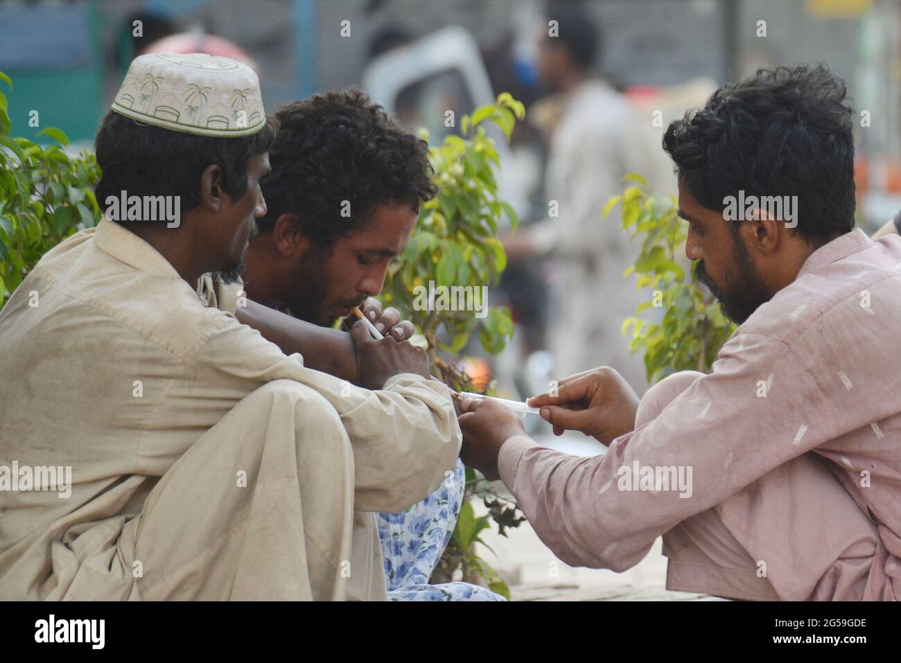 Lahore, Pakistan. 25th June, 2021. A group of Pakistanis drug addicts ...
