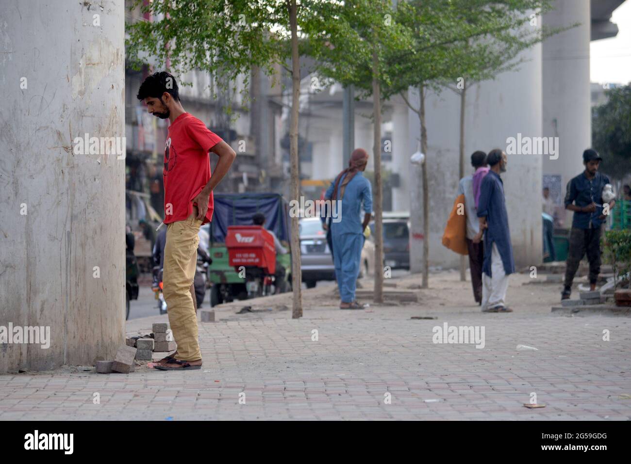 Lahore, Pakistan. 25th June, 2021. A group of Pakistanis drug addicts ...