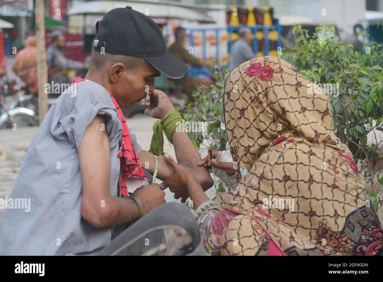 Lahore, Pakistan. 25th June, 2021. A group of Pakistanis drug addicts ...