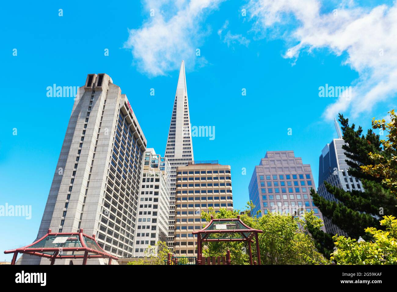 Transamerica tower san francisco chinatown hi-res stock photography and ...